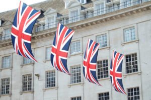 Primeiro-ministro britânico anuncia demissão e abre corrida à sucessão ...